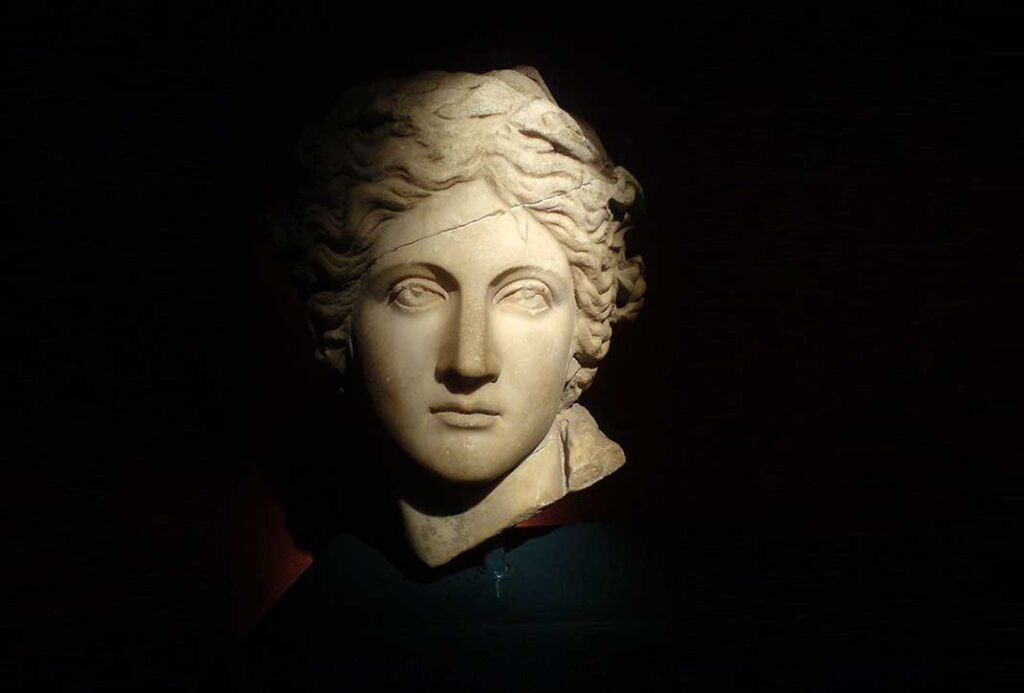 La mirada de las estatuas - Arteisa | Objetos de arte